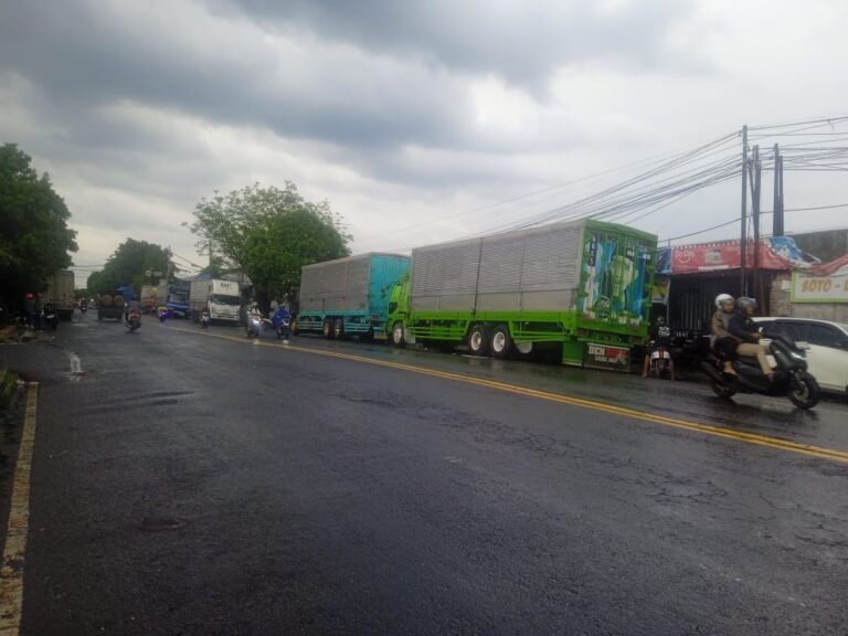 Truk Besar Labrak Rambu Lalu Lintas dan Parkir Sembarangan di Jalan ...